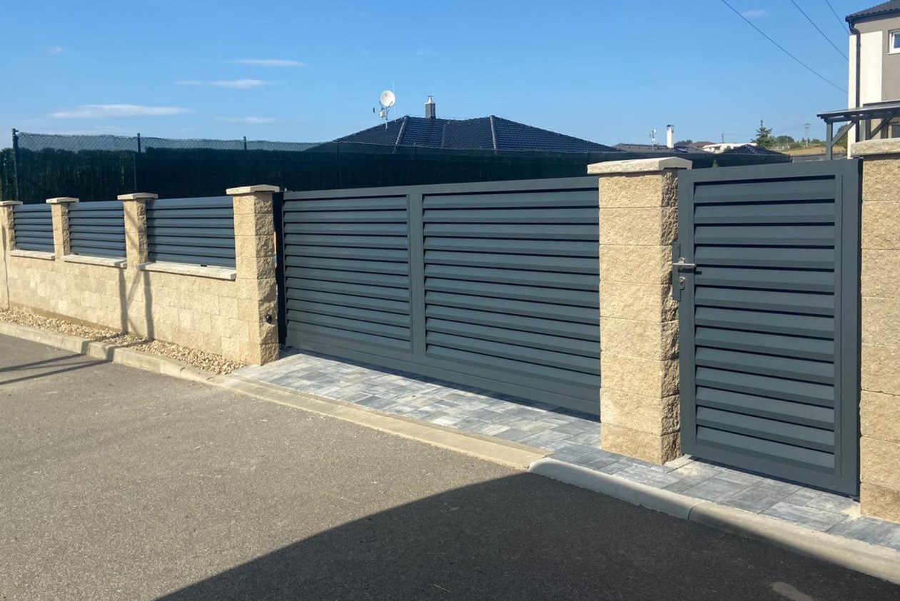 Hliníkové brány a branky, moderní ploty, montáže plotů, lamelové ploty